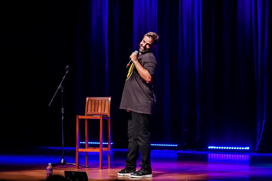 Fábio Rabin apresenta o stand up comedy “Tá Embaçado” no Teatro Arthur ...